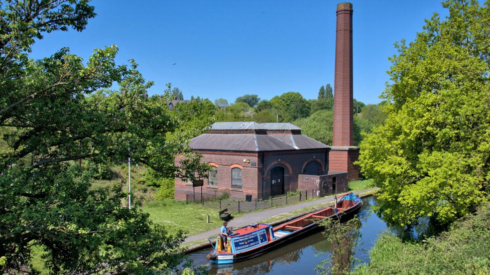 Photographer's passion revives Tipton canal festival - BBC News