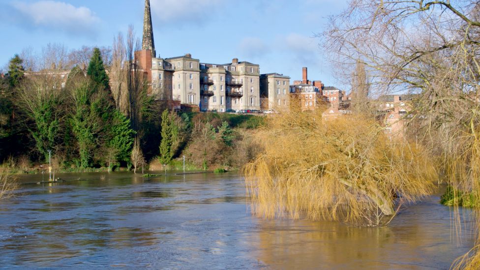 In Pictures: River Severn surges through Shrewsbury - BBC News