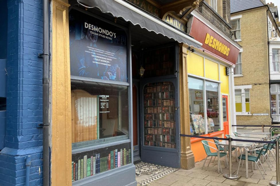 Lowestoft artist reopens restaurant business after break-in - BBC News