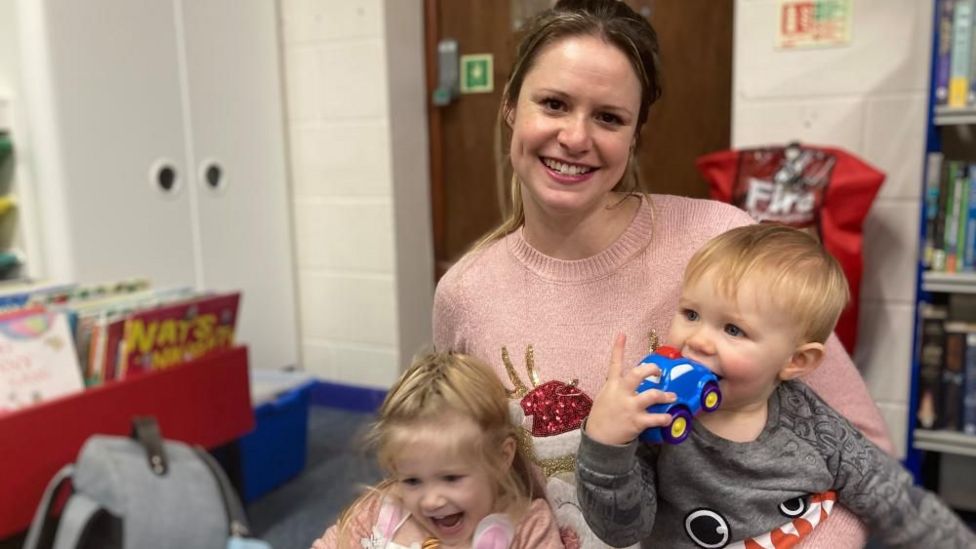 Roade Library asks for more volunteers - BBC News