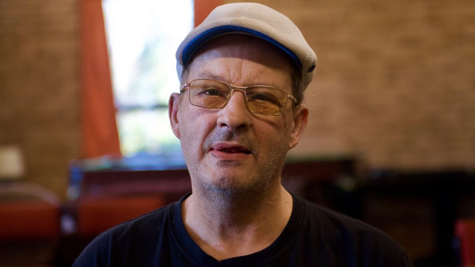 L﻿ending a helping hand in Lye - BBC News