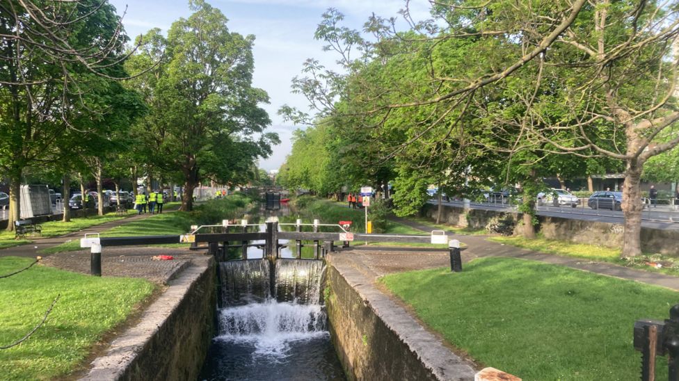 Dublin asylum seekers moved from Grand Canal tents - BBC News