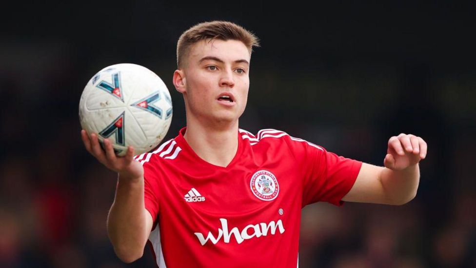 Dundee sign Astley from Everton for undisclosed fee - BBC Sport