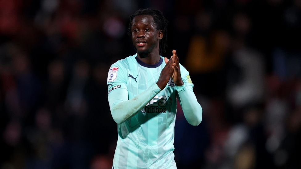 Armando Junior Quitirna: Crawley Town sign midfielder from Fleetwood Town - BBC Sport