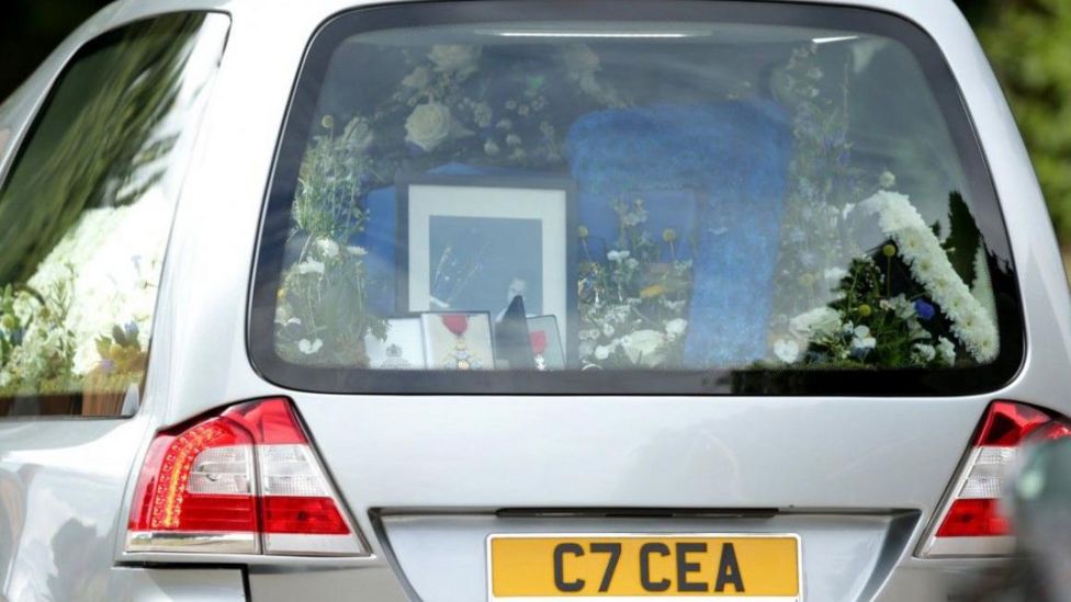 Rob Burrow funeral: Hundreds bid farewell to rugby icon - BBC News