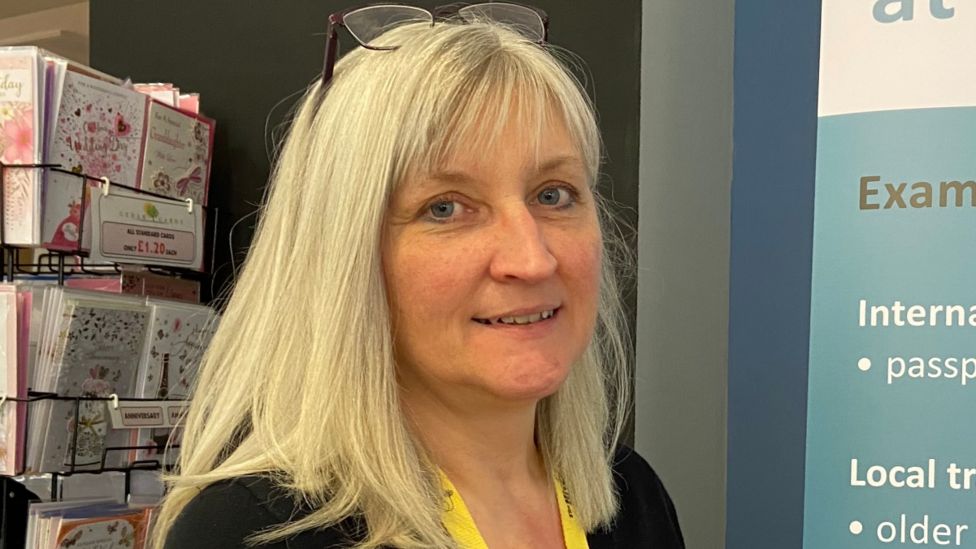 Guildford: Council leader survives no confidence vote - BBC News