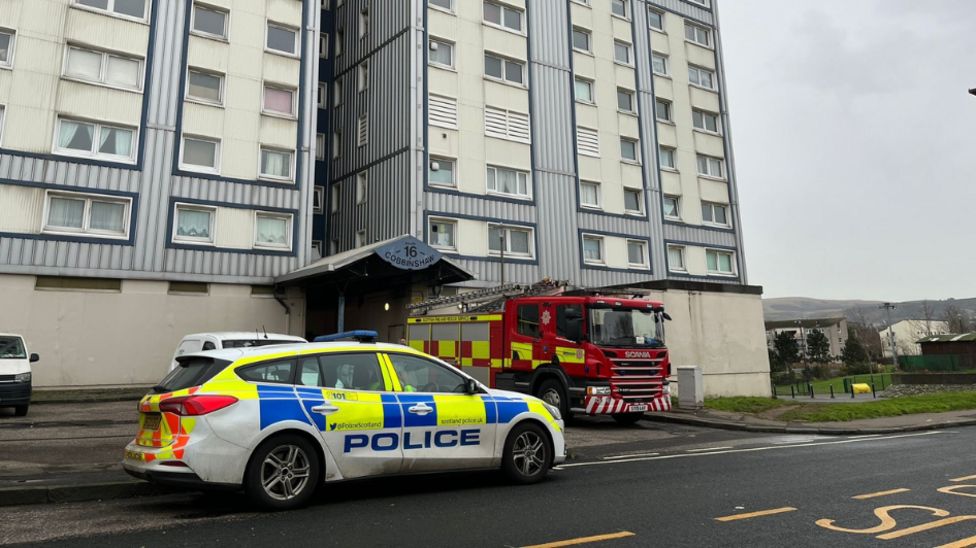 Man dies in fire at block of flats in Edinburgh - BBC News