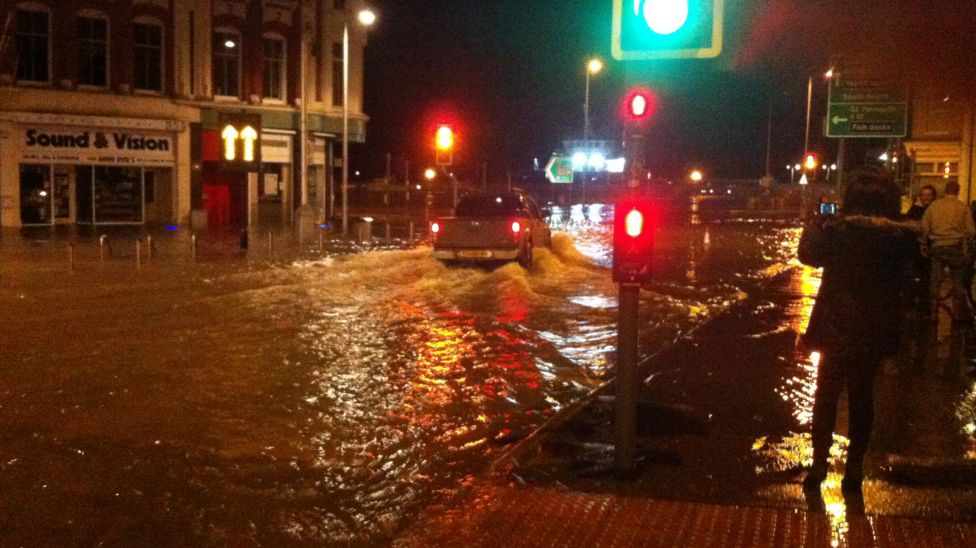 Lowestoft climate change murals inaugurated - BBC News
