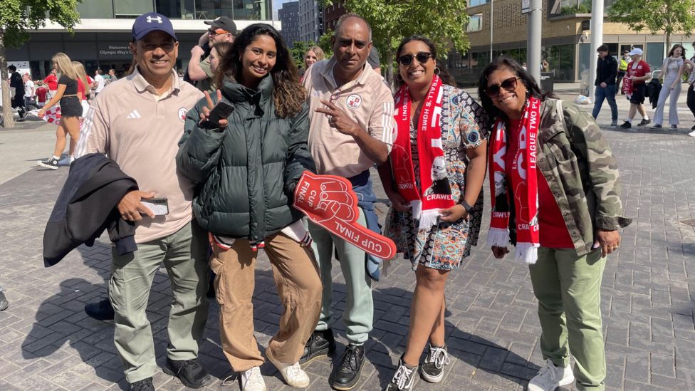 Crawley Town: Fans start promotion party as team wins play-off - BBC News