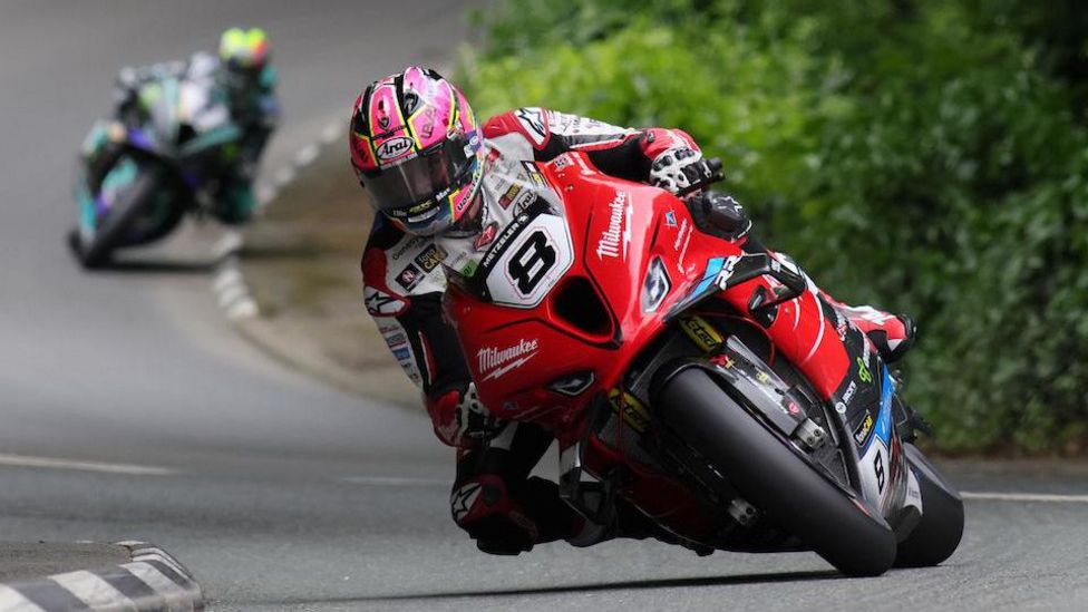 Isle of Man TT: Hickman and Todd shine in qualifying - BBC Sport
