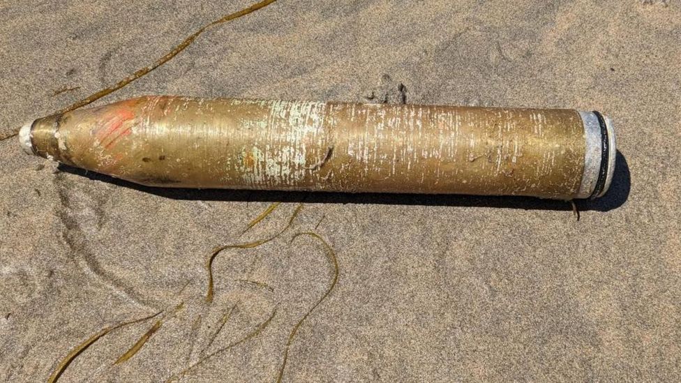 Suspected explosive device on Trevaunance Cove identified - BBC News