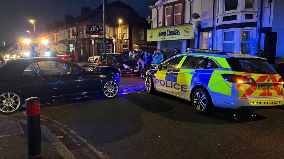 Bedfordshire Police officer hurt in Luton car crash - BBC News