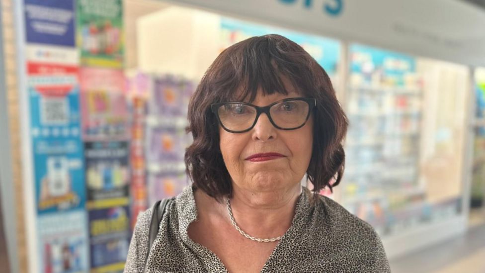 Erith: 'I want to know why all the shops have gone' - BBC News