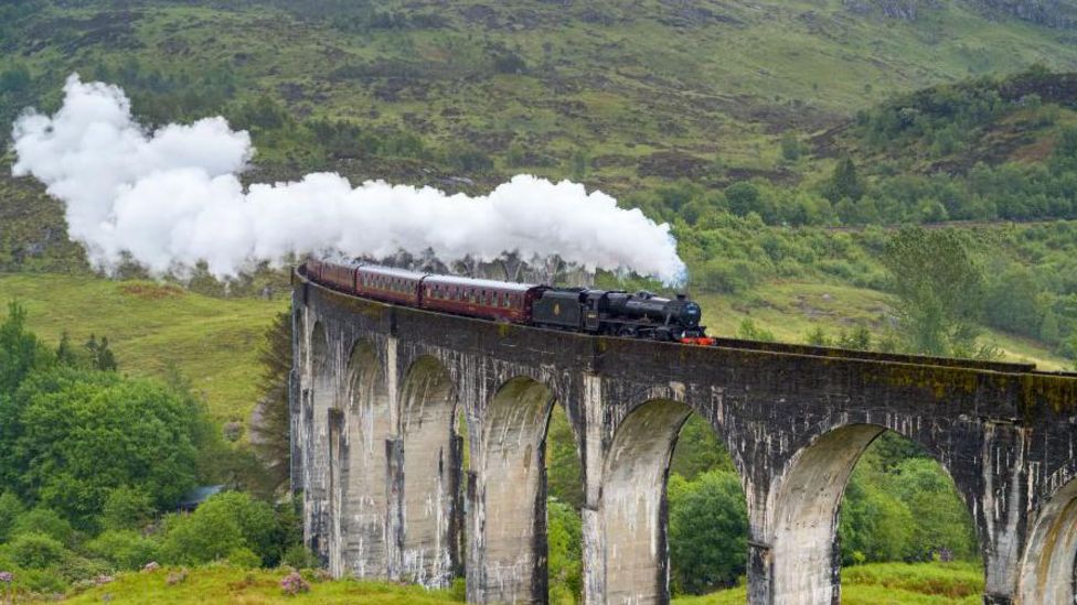 Harry Potter Jacobite steam train service suspended - BBC News