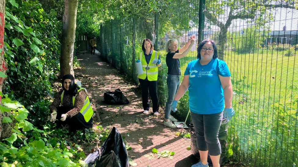 Peterborough primary school organises alleyway clean-up - BBC News