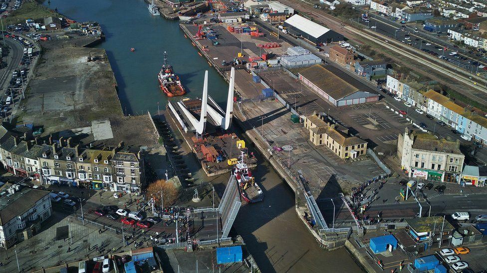 Final stage of Gull Wing Bridge installation begins in Lowestoft - BBC News