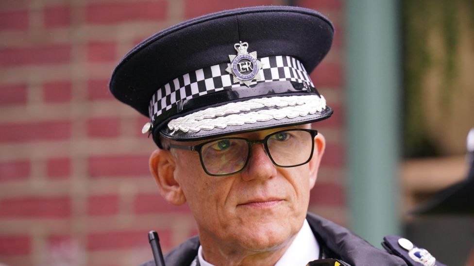 Met Police faces lowest staffing levels in decade, says chief - BBC News