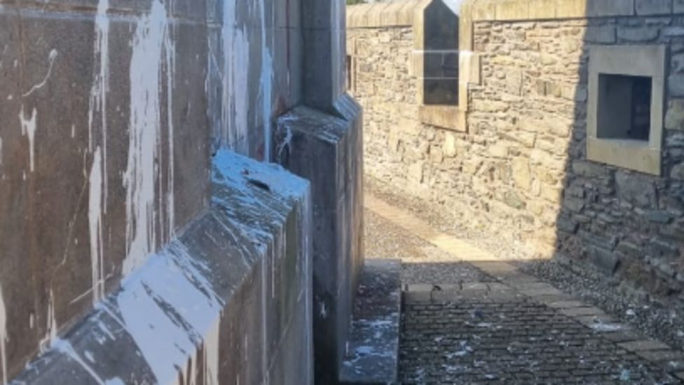 Derry's Walls: Historic monument attacked with paint - BBC News