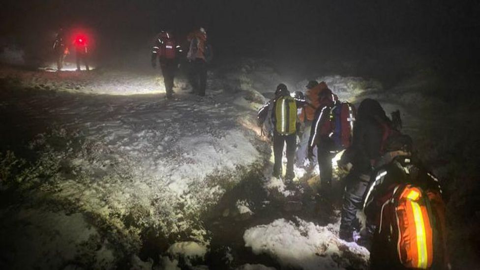 Peak District: Three people rescued after getting stuck on walk - BBC News