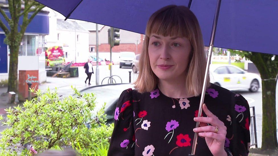 Llwybrau seiclo posib Abertawe yn hollti'r gymuned - BBC Cymru Fyw