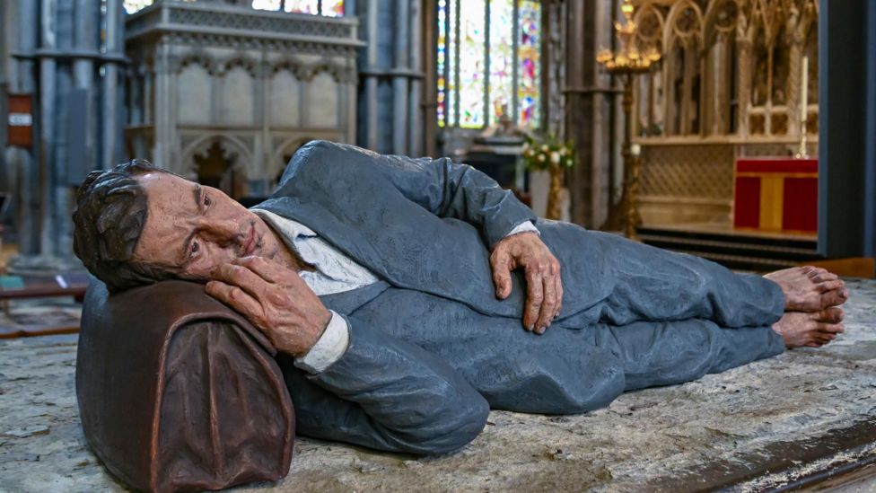 Hundreds visit Ely Cathedral's Sean Henry sculpture exhibition - BBC News