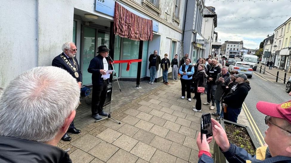 Charity funds youth club to cut boredom and crime in Callington - BBC News