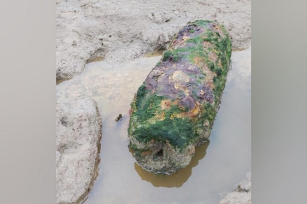 Bradwell-on-Sea: Bomb disposal team detonate WW2 shell - BBC News