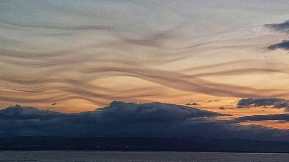 Smoke from huge wildfires seen in night skies over Scotland - BBC News