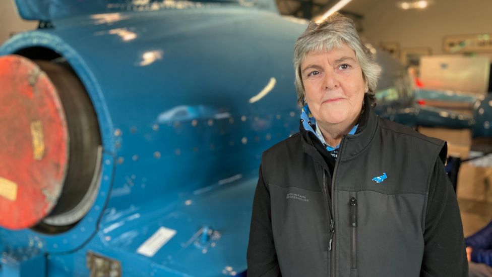 People flock to see Donald Campbell's Bluebird in Coniston - BBC News