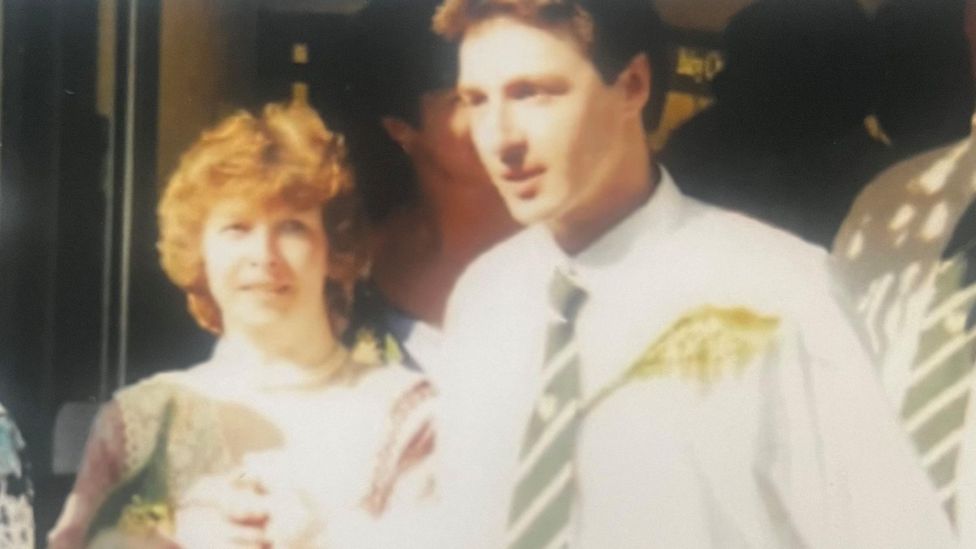 Siblings honour late mother by taking part in Flora Day - BBC News