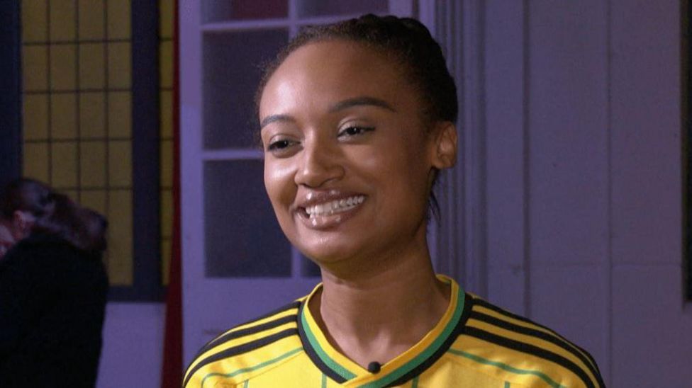 Panto for a pound features a modern take on an old tale - BBC News