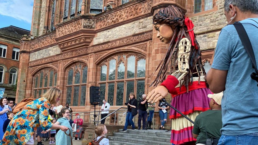 Little Amal: Londonderry welcomes refugee puppet to city - BBC News