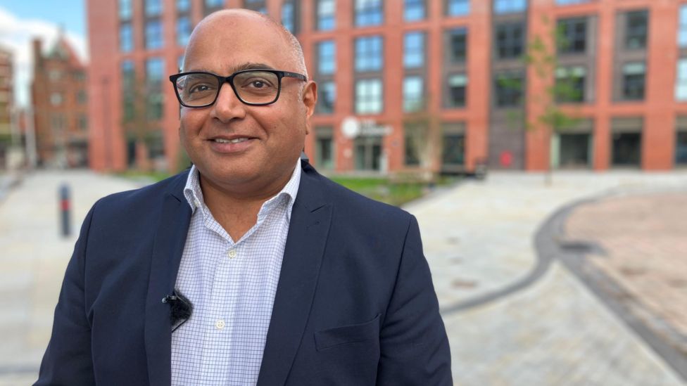 Council leader replaced after losing no confidence vote - BBC News