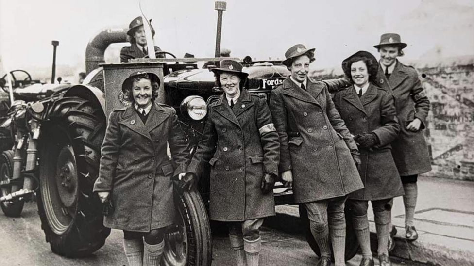 Suffolk's Land Army Heroes to be remembered with £100k statue - BBC News