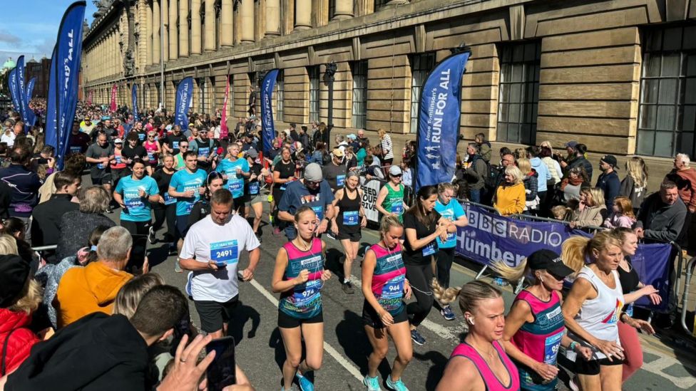 Hull 10k in pictures as thousands of runners take to the streets - BBC News