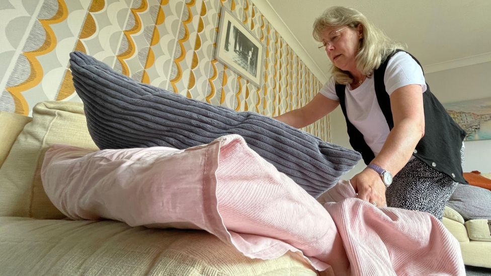 Sofa-surfing 66-year-old in Norfolk speaks about being homeless - BBC News