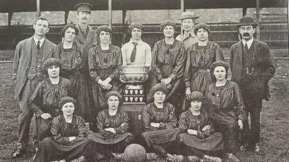 Coalville: The WW1 women's team who made footballing history - BBC News