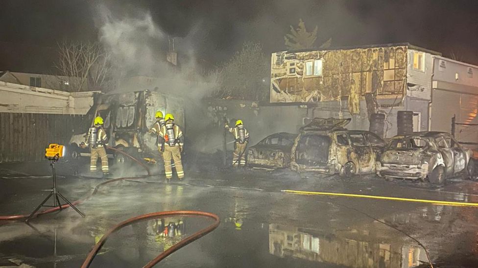 Southend: Large tyre and vehicle blaze takes hold in yard - BBC News
