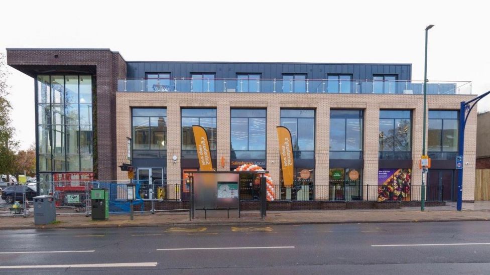 New Sherwood library sat empty with leaks and cracked windows - BBC News