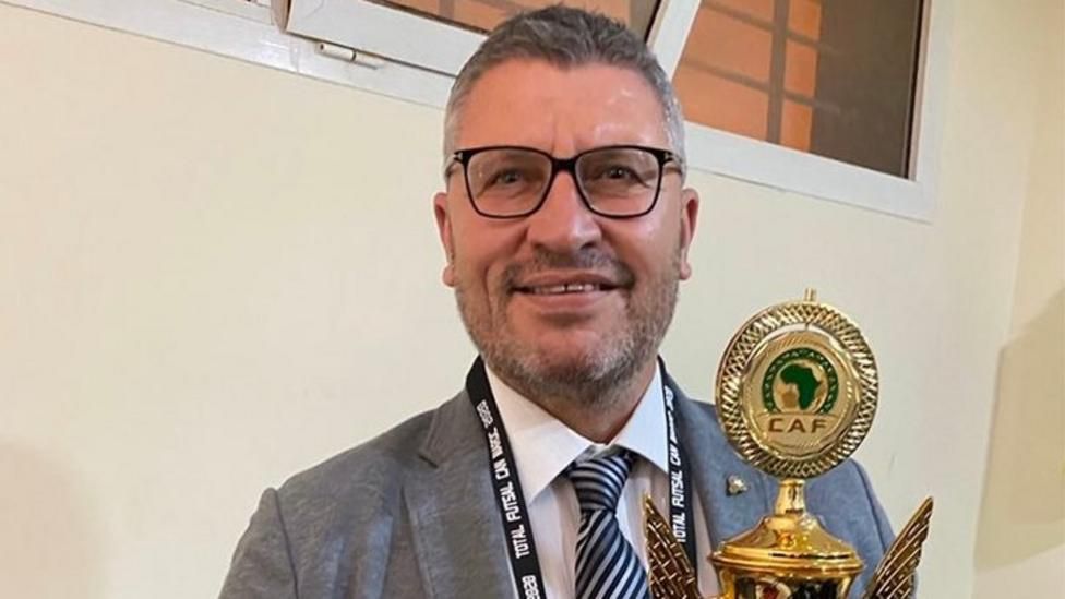 Osian Roberts: 'Yr awydd yno' i hyfforddi unwaith eto - BBC Cymru Fyw