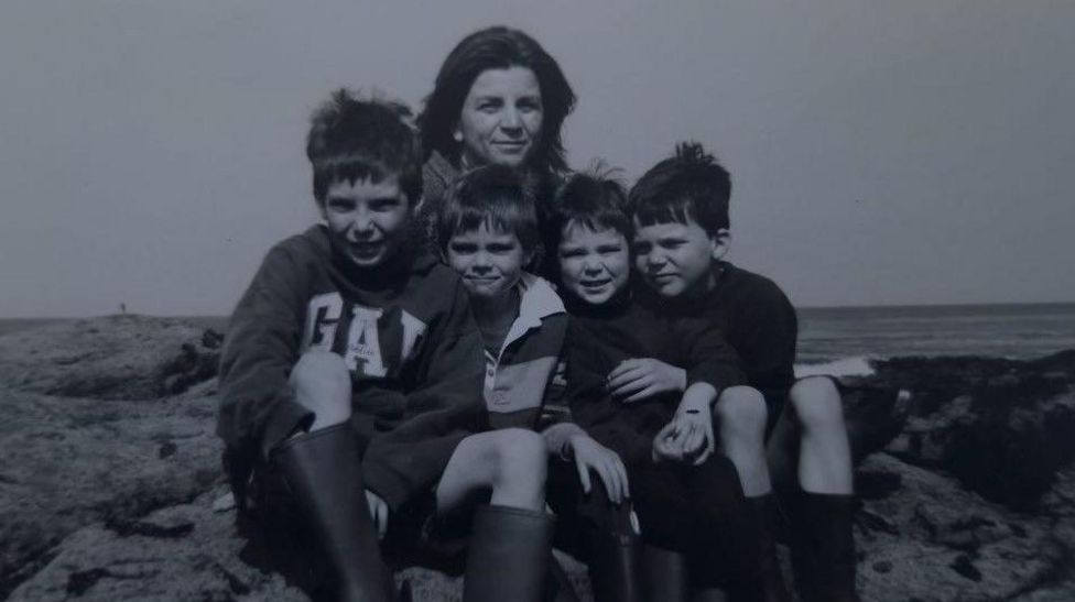 Cornish kayaker to travel 215 miles in memory of mum - BBC News