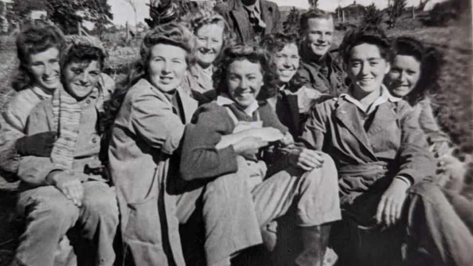 Suffolk's Land Army Heroes to be remembered with £100k statue - BBC News