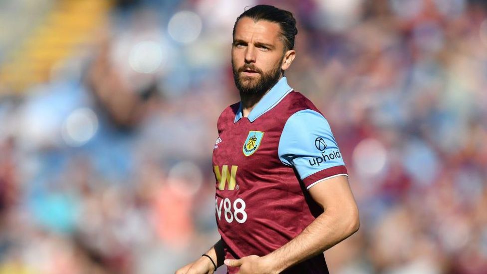 Burnley: Jay Rodriguez signs one-year contract extension - BBC Sport