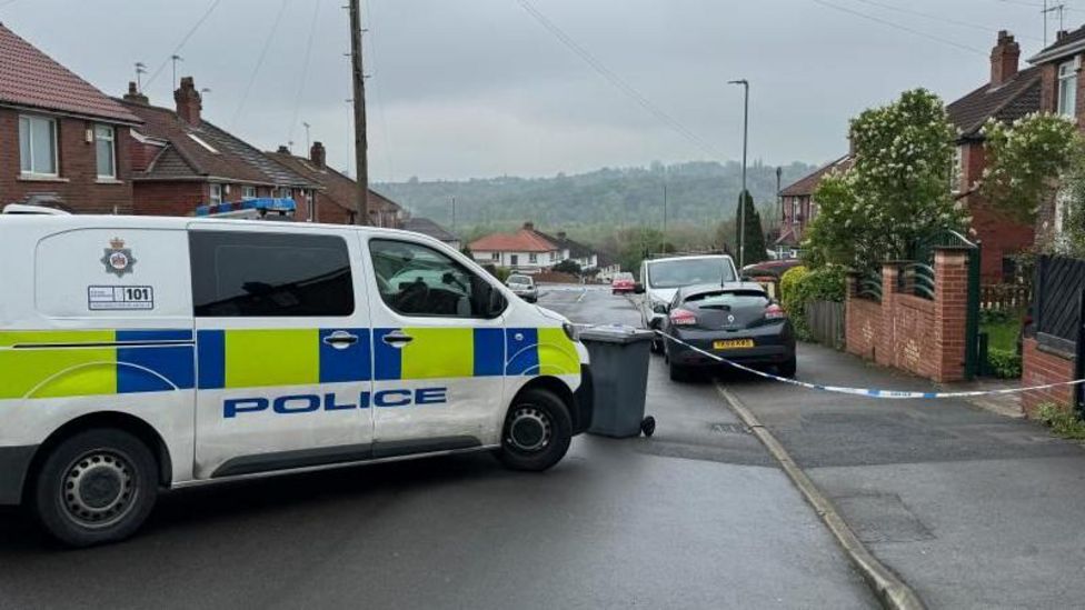 Leeds: Six hurt in Kirkstall machete fight - BBC News
