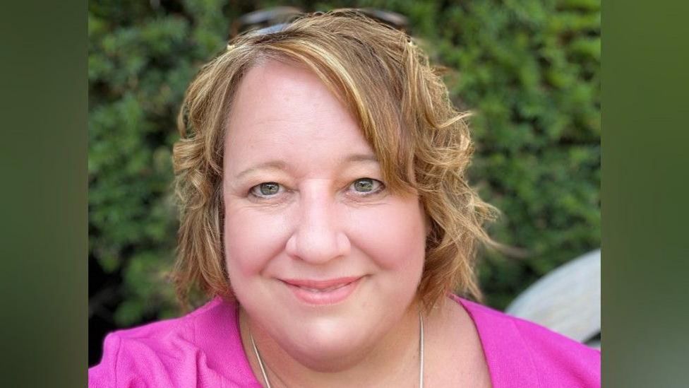 The little green dress uniting children with rare disorder - BBC News