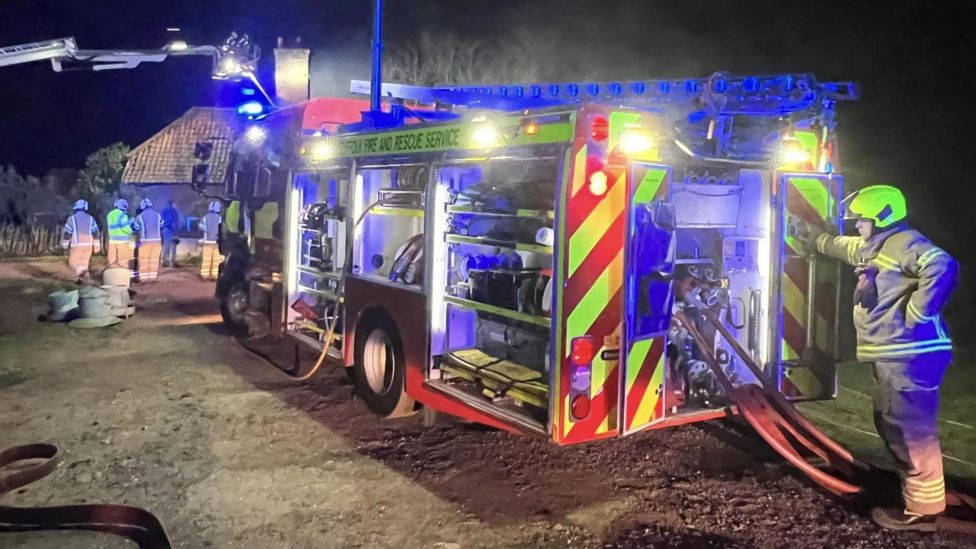 Fire at Saxmundham farmhouse causes roof collapse - BBC News