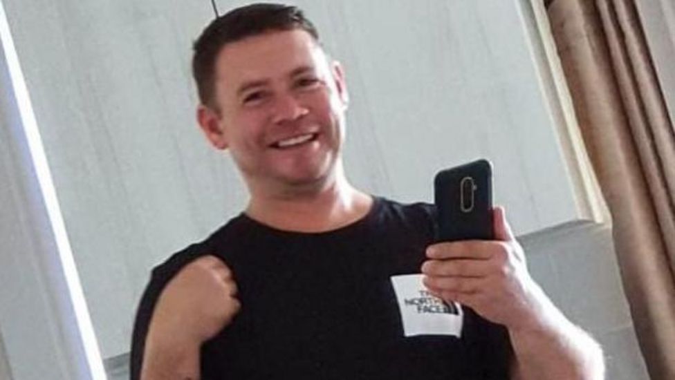 Dyn wedi'i ladd gan gar tra'n gorwedd yn y ffordd - cwest - BBC Cymru Fyw