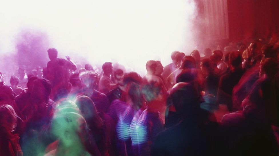 Luton play takes audience into rave 'nightclub' next to actors - BBC News