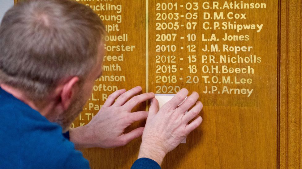 Gold leaf signwriter has the word on the street - BBC News