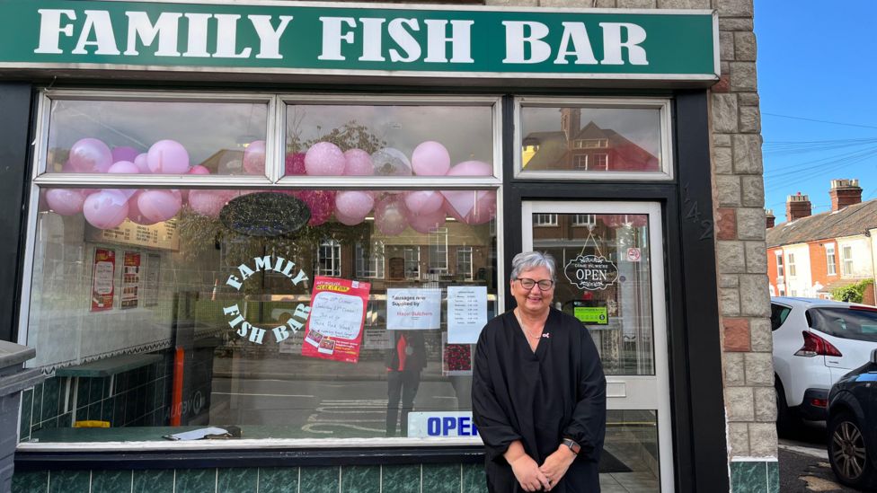 Norwich chip shop turns batter pink for breast cancer campaign - BBC News